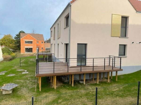 Terrasse bois composite sur pilotis à Mareil-Marly (78) - Aidlib