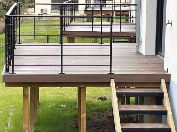 Terrasse bois composite sur pilotis à Mareil-Marly (78) - Aidlib